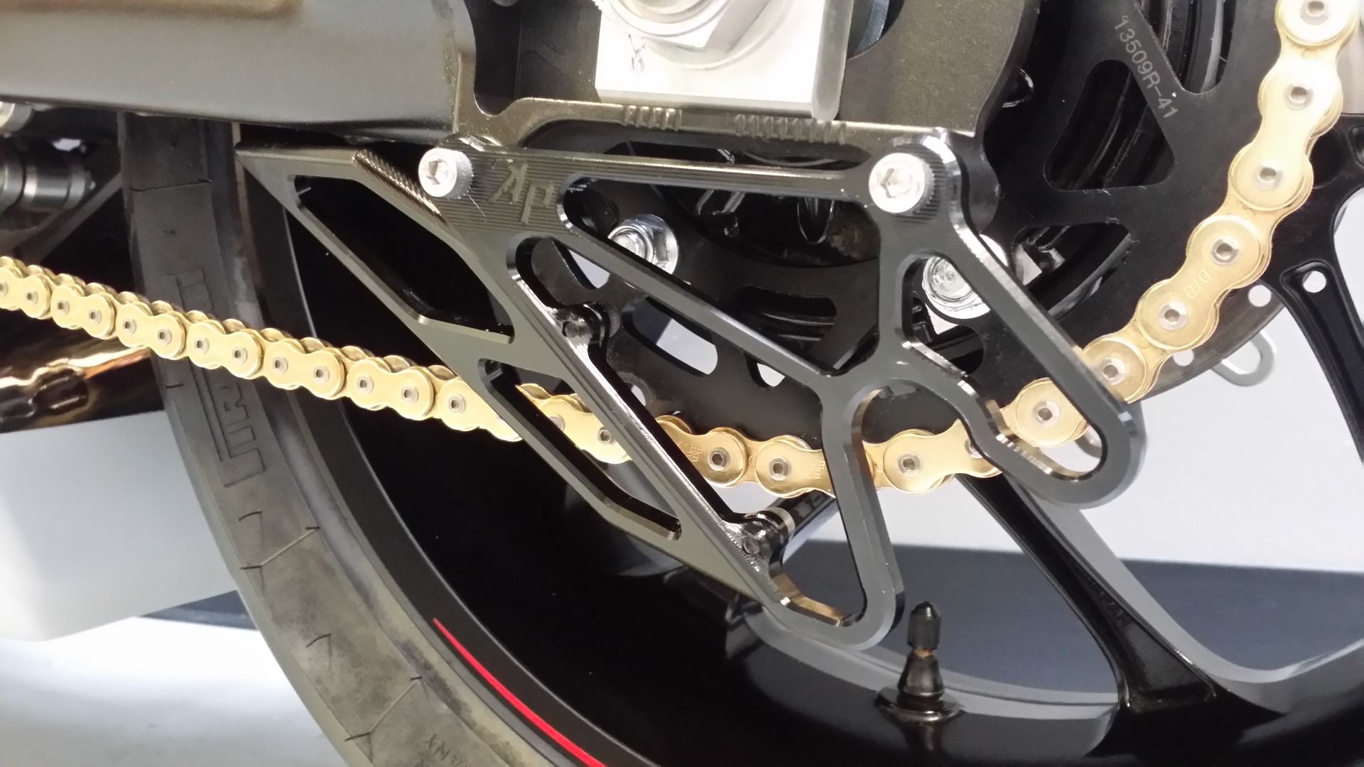 Attack Performance Race Lifter and Shark Guard Kit for Yamaha YZF-R1 ...